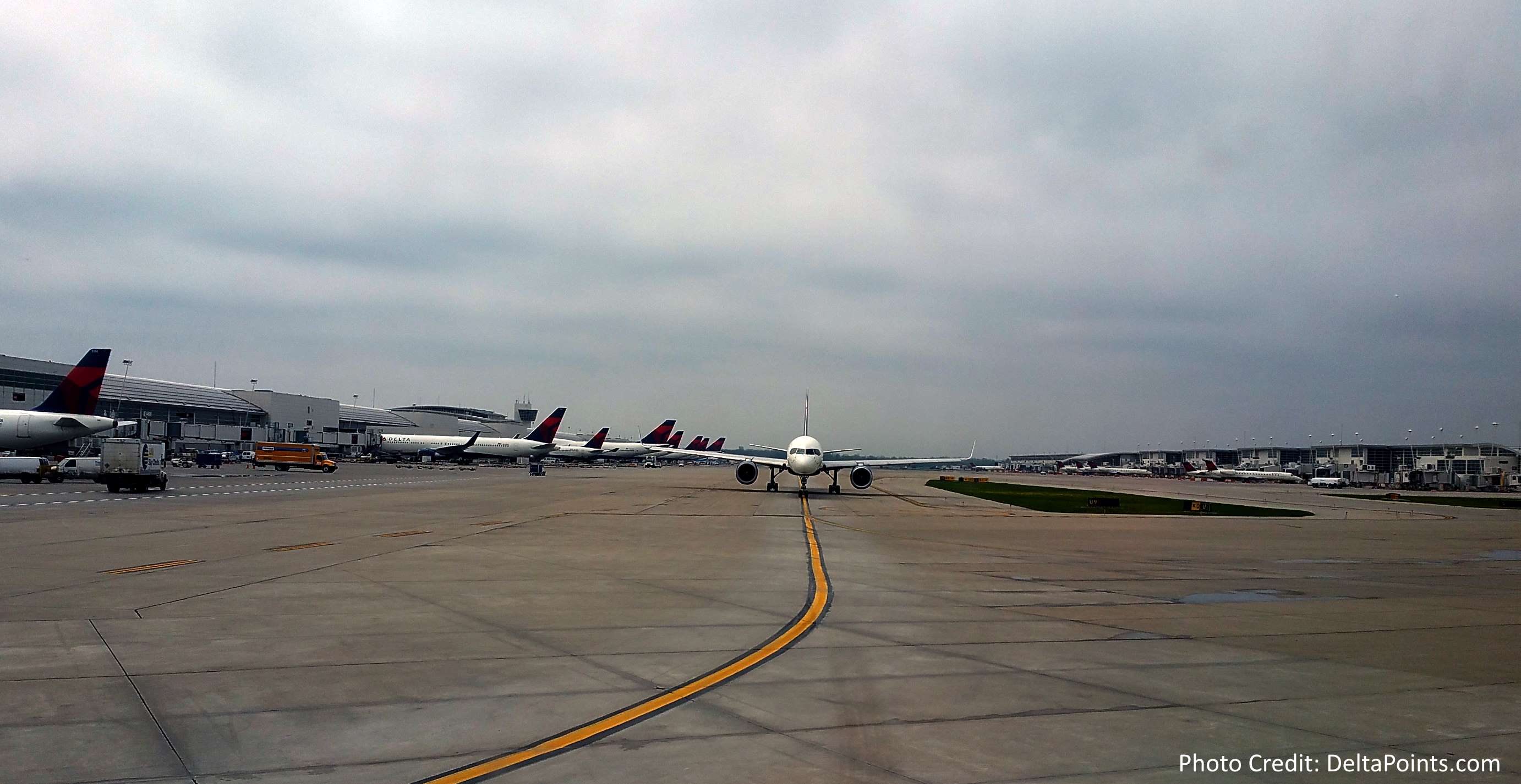 delta jet and tails in DTW detroit airport delta points blog - Eye of ...