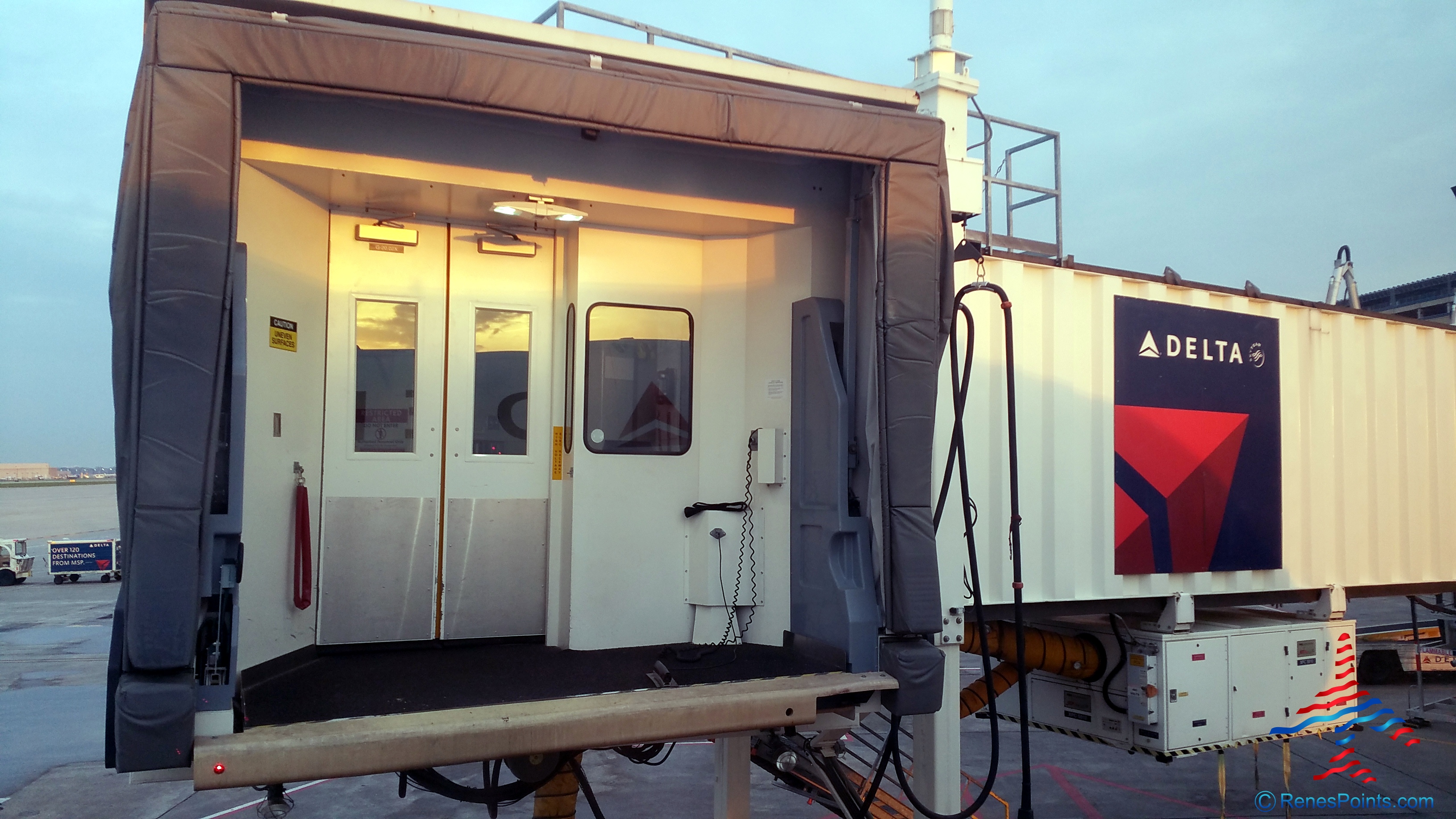 delta jet bridge stock photo renespoints blog - Eye of the Flyer