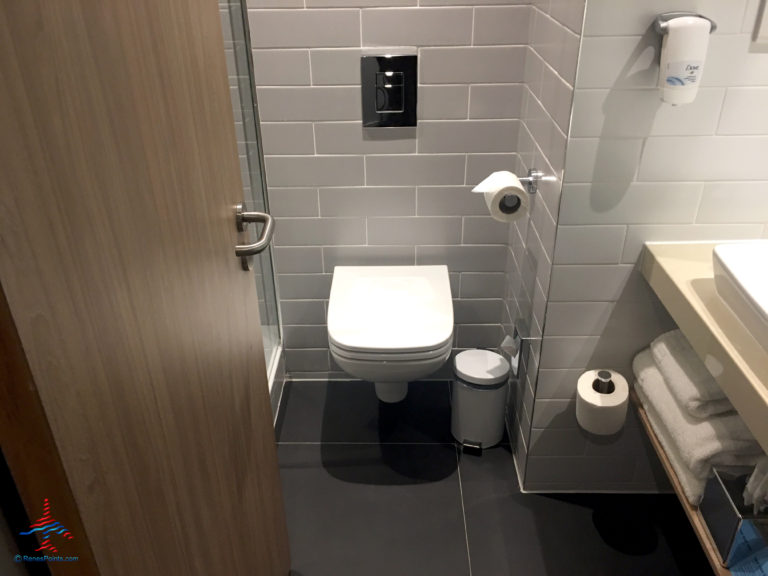 Bathroom-Toilet-Holiday-Inn-Express-London-Heathrow-LHR-Terminal-4-T4 ...