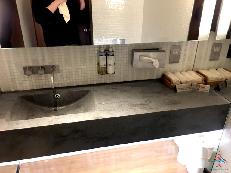 Mens-Restroom-Virgin-Atlantic-Clubhouse-LHR-London-Heathrow - Eye of ...