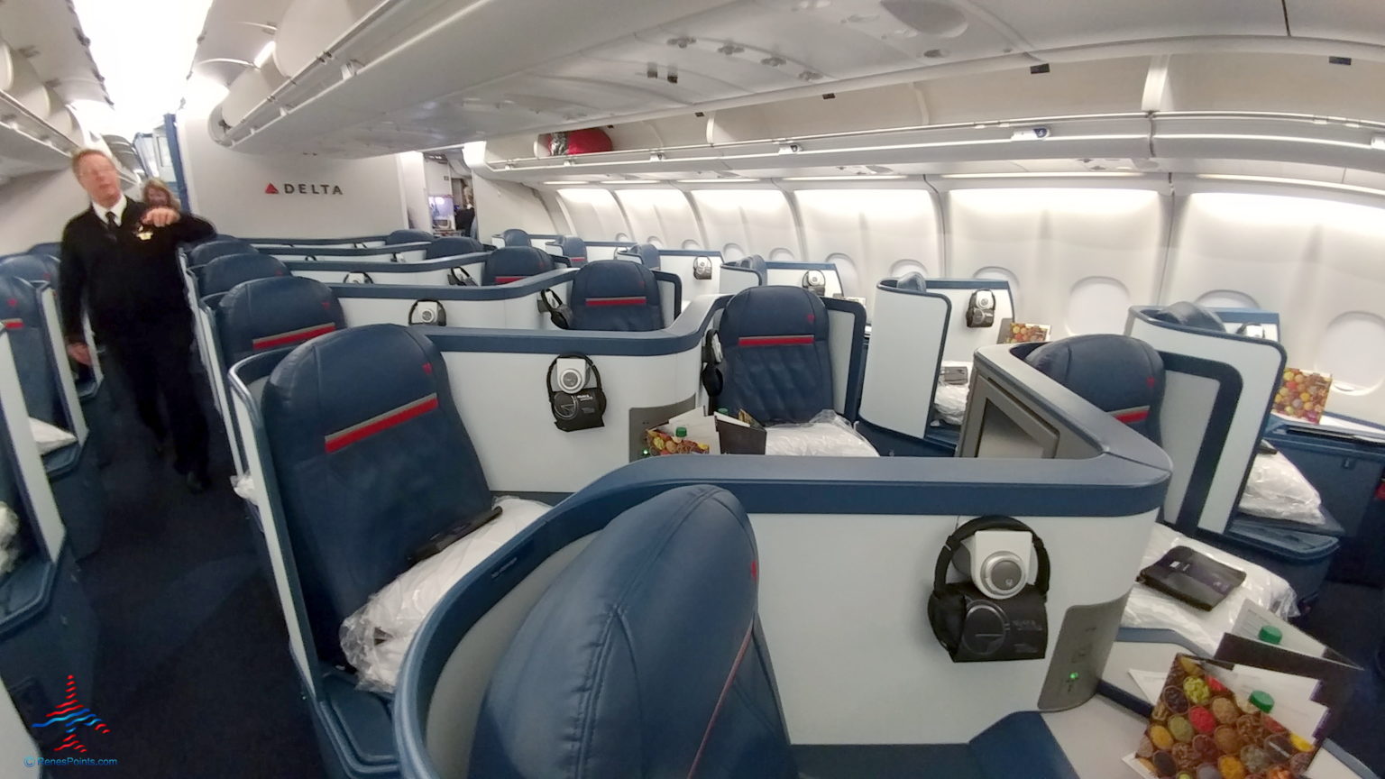 Review: A330 Delta One Business Class Minneapolis to Honolulu Hawaii ...