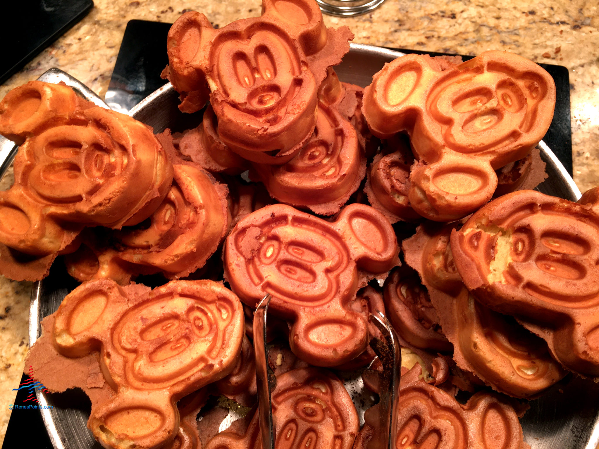 Mickey-Mouse-Waffles-Goofys-Kitchen-Cooking - Eye of the Flyer