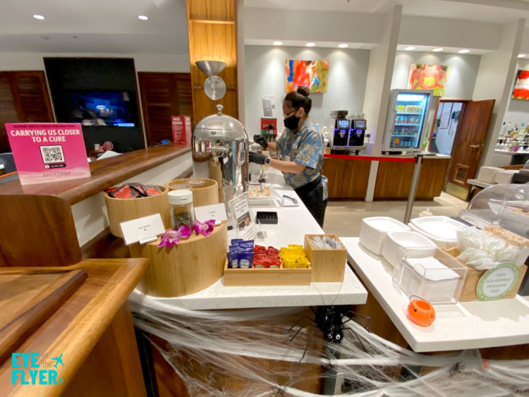 Delta-Sky-Club-Honolulu-Airport-Lounge-Buffet-Attendant - Eye of the Flyer