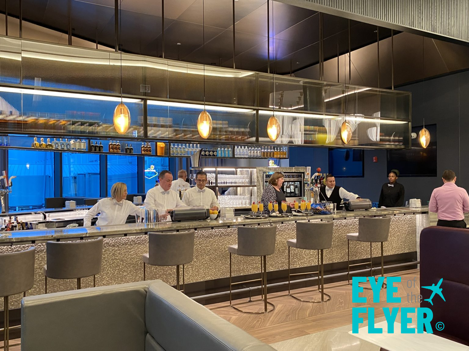 New-Delta-Sky-Club-ORD-T5-Chicago-OHare-Review-Main-Bar - Eye of the Flyer