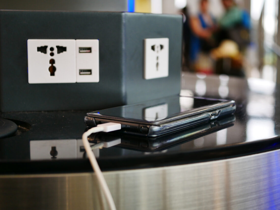 Electrical outlet with built in USB charge - Eye of the Flyer