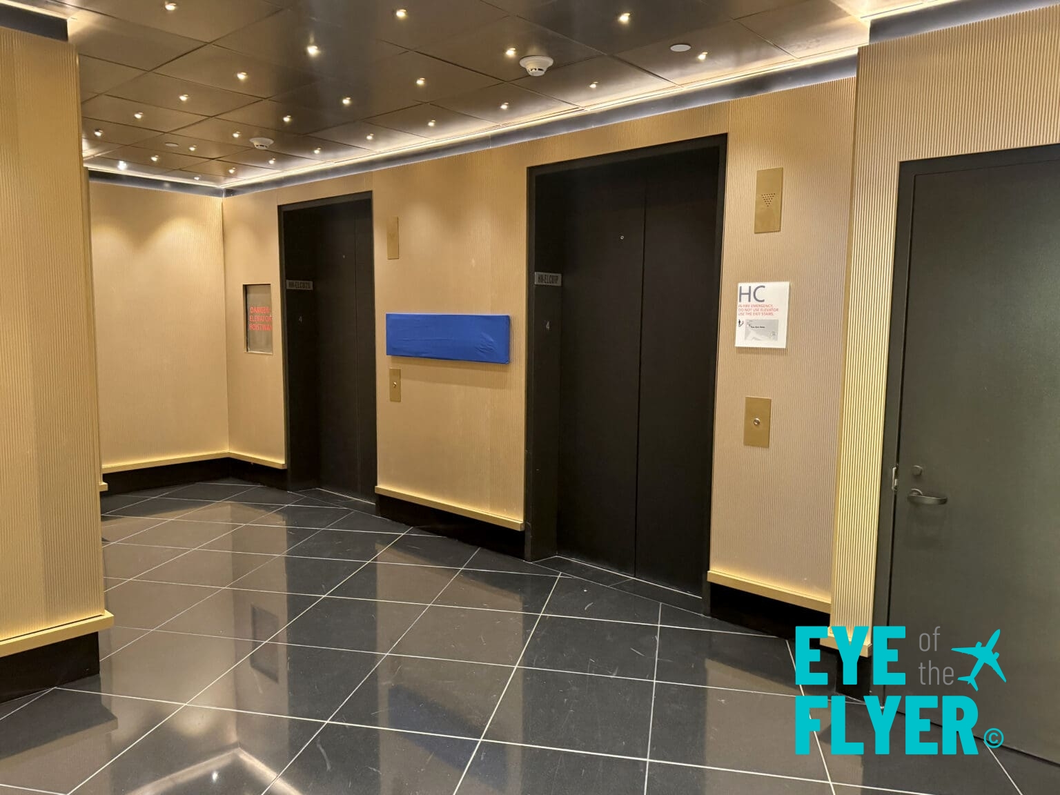 Elevator-Vesitbule-Chase-Sapphire-Lounge-New-York-LaGuardia - Eye of ...