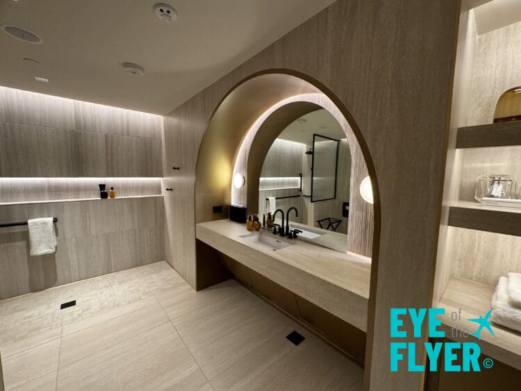 En-Suite-Bathroom-Chase-Sapphire-Lounge-New-York-LaGuardia - Eye of the ...