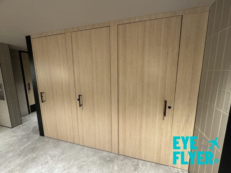 Restroom-Stalls-Chase-Sapphire-Lounge-New-York-LaGuardia-Review - Eye ...