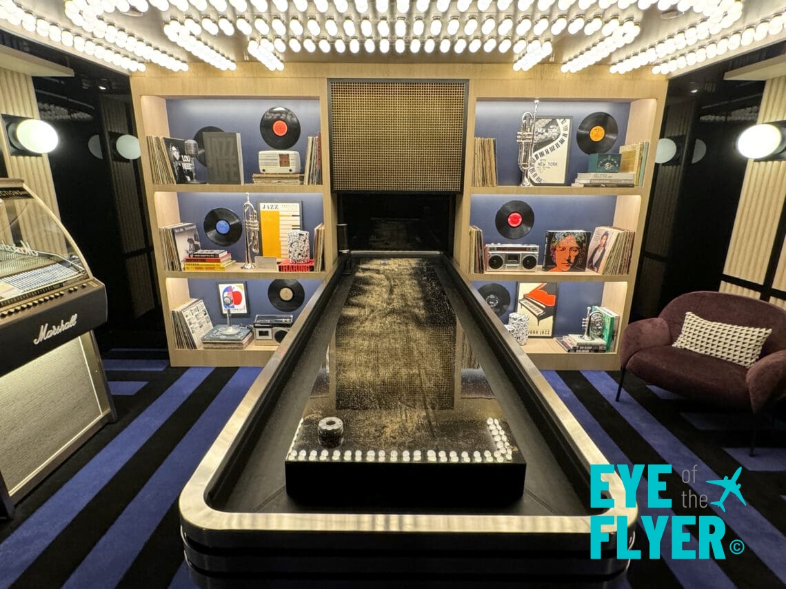 Shuffle-Puck-Table-Chase-Sapphire-Lounge-New-York-LaGuardia - Eye of ...