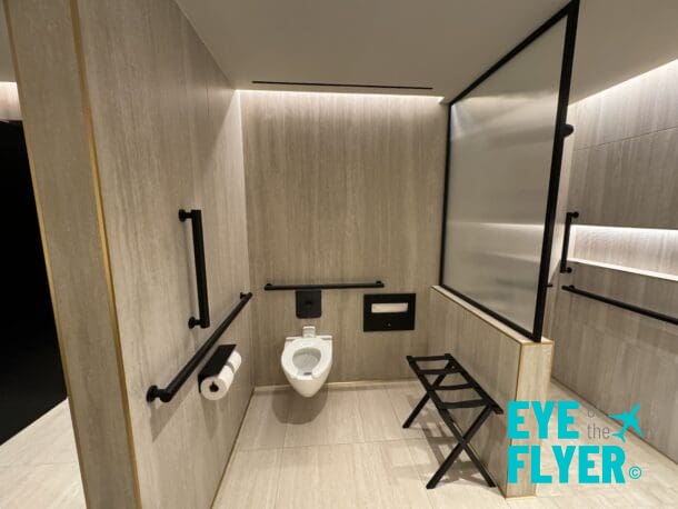 Toilet-Shower-En-Suite-Bathroom-Chase-Sapphire-Lounge-New-York ...