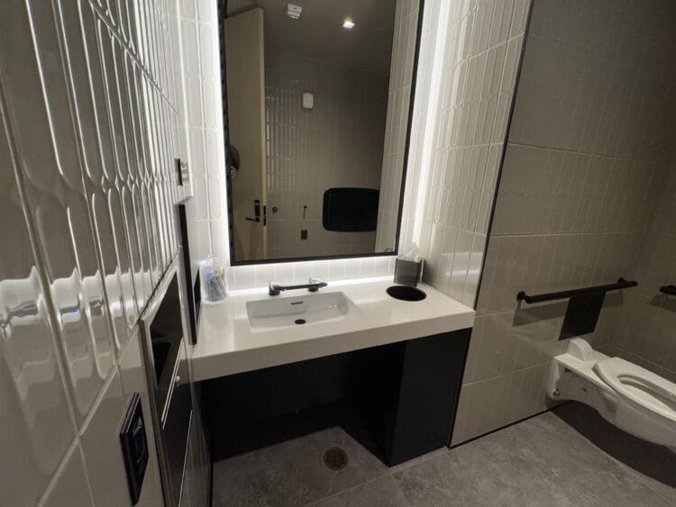 chase-sapphire-lounge-san-diego-airport-review-both-gender-bathroom ...