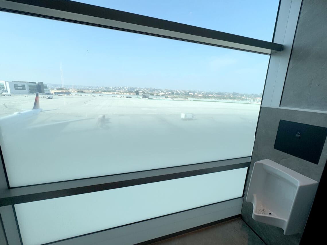 plane-spot-urinals-chase-sapphire-lounge-san-diego-airport-review - Eye ...